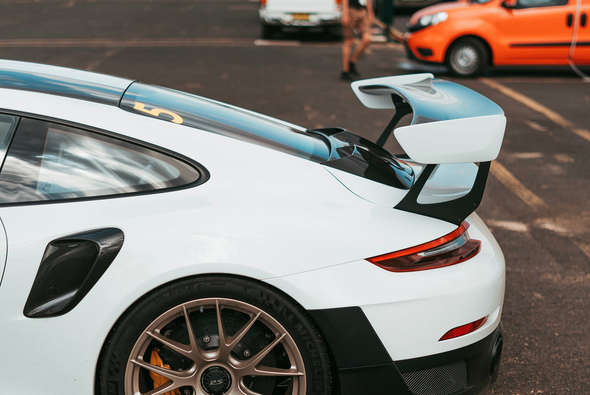 The role of the spoiler is not only for the beauty of the car！